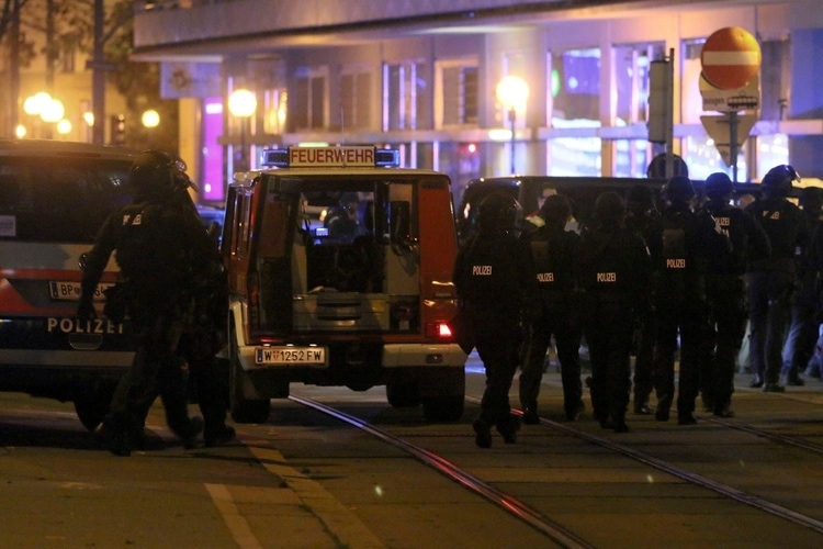 ¡Terrorismo en Austria! Multitud escapa de disparos y ataques armados ...